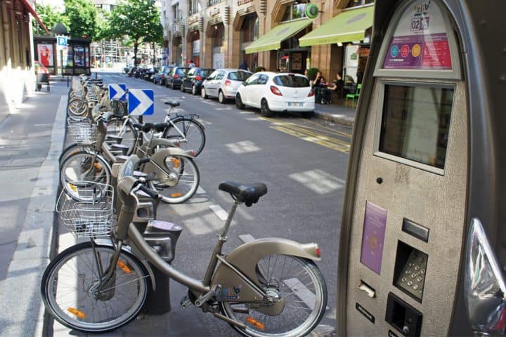 How To Use The Paris Velib Public Bike Rentals - Guide To Backpacking ...